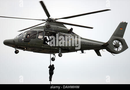 Special forces (SEK) forces from the Dortmund Police fly in a ...