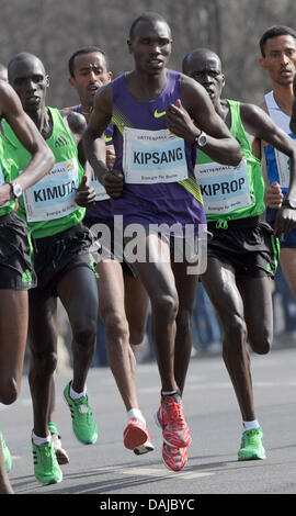 Runners competes at the women's marathon in Daegu, south of Seoul ...