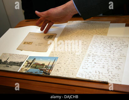 Franz Kafka's handwriting can be seen in a letter to his sister Ottla ...