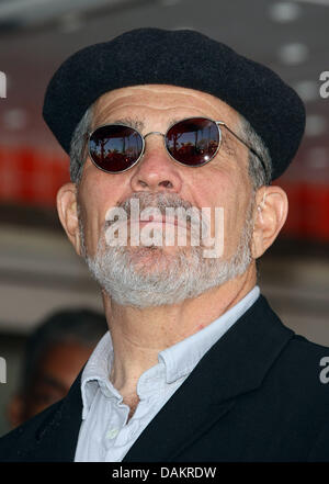 Playwright David Mamet (l-r), actor Joe Mantegna and Marine Lt. General ...