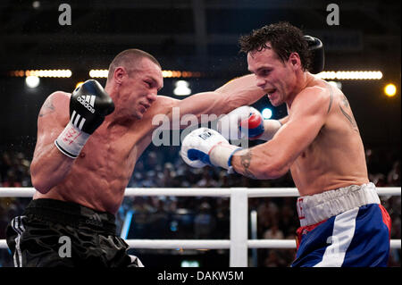 The German boxer Sebastian Sylvester (L) and Australian boxer Daniel ...