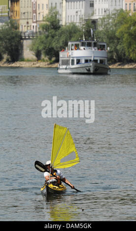 The Australian Sandy Robson paddles on the Donau river in Passau ...