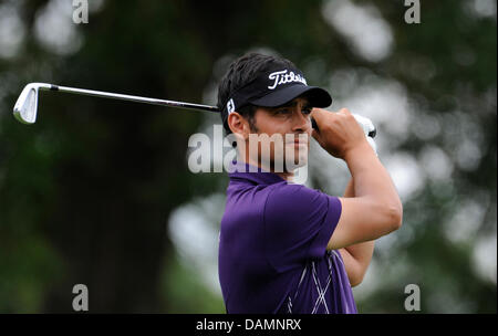 British golf pro Lee Slattery plays in the the BMW Open 2011 in ...