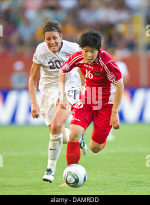 Jong Pok Sim (l) of North Korea and Jessica Landstrom of Sweden fight ...