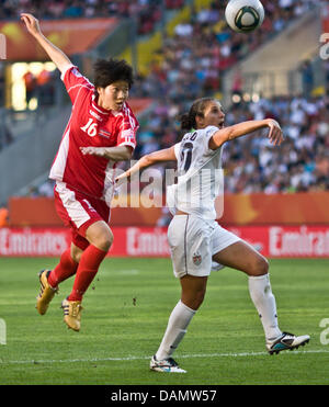Jong Pok Sim (l) of North Korea and Jessica Landstrom of Sweden fight ...