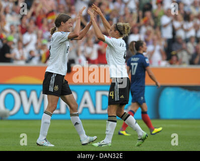 Germany's Kim Kulig (l) and Kerstin Garefrekes in action during the ...