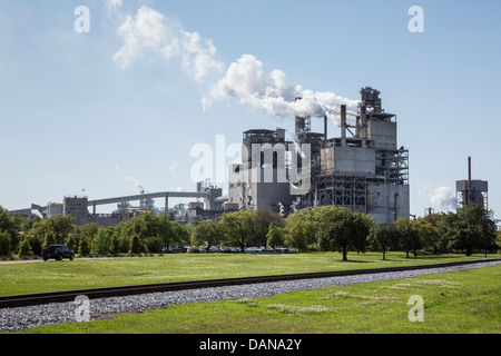 USA, South Carolina, Georgetown, Steam and pollution billow from ...