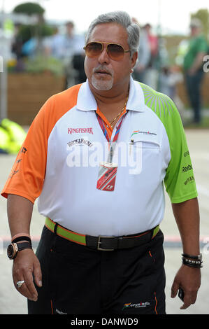 Force India owner Vijay Mallya, left, speaks with Ferrari team ...