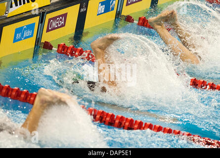 (dpa) US swimmers Michael Phelps (C), his teammate Ryan Lochte (R) and ...
