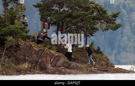 Survivors of the massacre on Utoya island react in Sundvollen, Norway ...