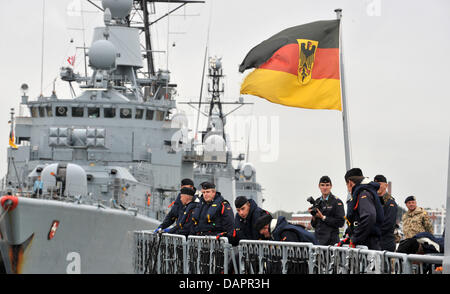 The frigate 'Koeln' departures from the naval base in Wilhelmshaven ...