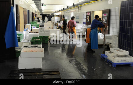 Buyers and employees walk through the fish market in Hamburg, Germany ...