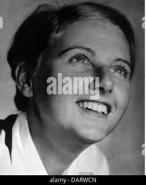 League of German Girls [Bund Deutscher Maedel or BDM] during the potato ...