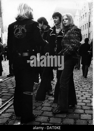 people, teenager, 1970s, group of teenagers in an open VW Beetle ...