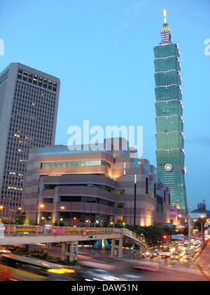 TAIPEI, Taiwan - File photo shows Taiwan President Ma Ying-jeou (C) and ...