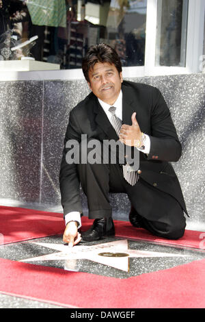 'CHiPs'-TV-star Erik Estrada poses with CHP (California Highway Patrol ...