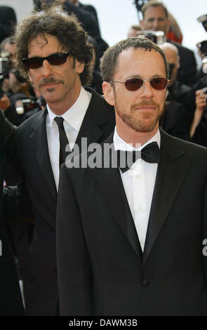 Joel Cohen and Ethan Cohen arrive at the premiere for No Country For ...