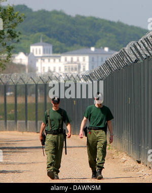 Police patrol the fence around the G8 summit in Gleneagles Stock Photo ...