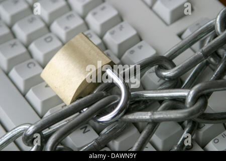 Lock lies on a computer keyboard Stock Photo - Alamy