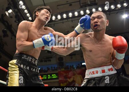 (L-R) Akio Shibata, Makoto Fuchigami (JPN), MAY 4, 2013 - Boxing : Akio ...