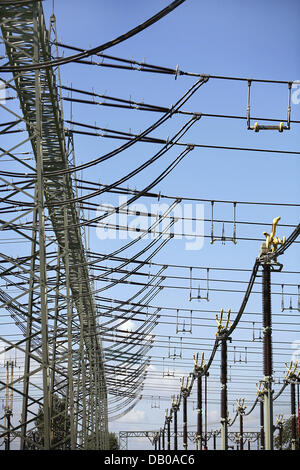 The picture shows the substation in Buerstadt, Germany, 25 July 2007 ...