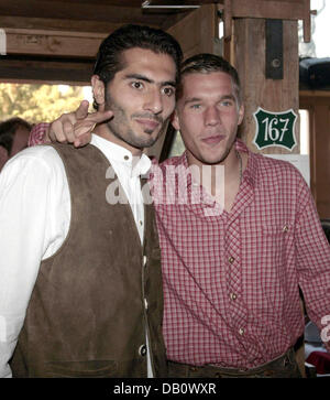 (L-R) Bayern Munich players l) Hamit Altintop, Daniel van Buyten ...