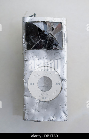 Smashed and broken iPod Nano MP3 player Stock Photo - Alamy