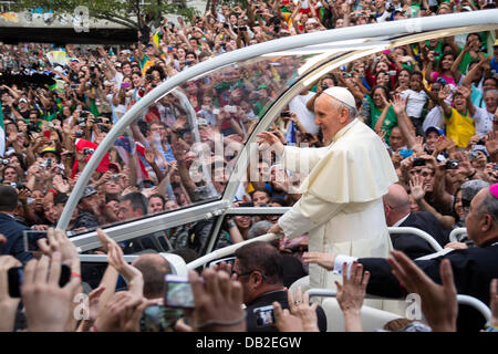 Pope Francisco in his first apparition in the car, unprotected ...