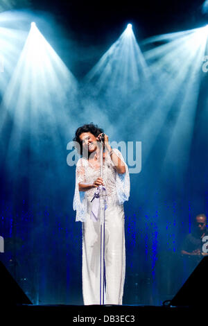 Brazilian romantic singer, Simone, performing live at Coliseu dos ...