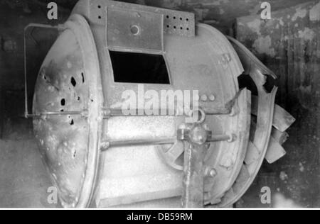 World War 2 searchlight Stock Photo - Alamy