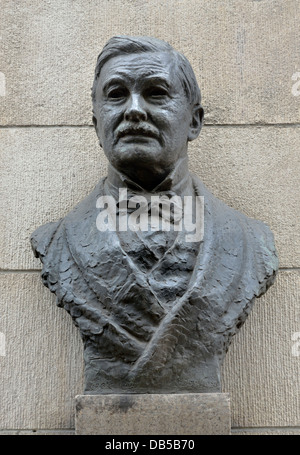 Statue of T P O'Connor, Journalist, Fleet Street, London, England Stock ...