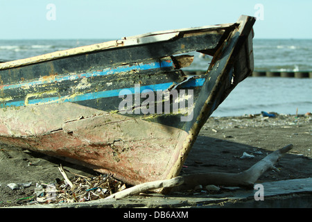 A broken boat Stock Photo - Alamy