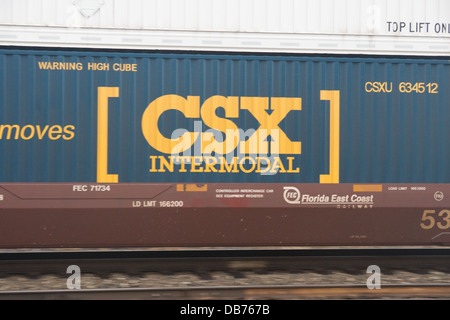 CSX Double-Stack container train approaching Rochelle, Illinois, USA ...