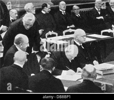 Signing of the Locarno Treaties by Hans Luther, 1925 Stock Photo - Alamy