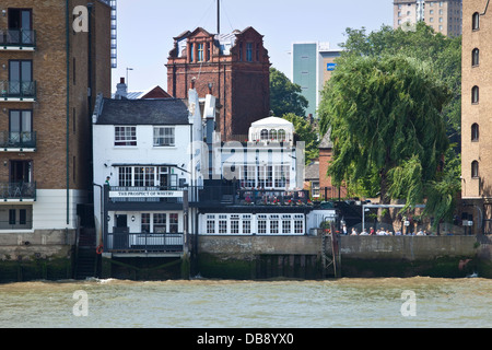 Prospect of Whitby pub on river Thames at Wapping, London Stock Photo ...