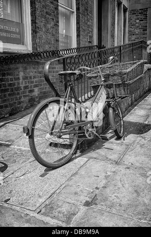 Old bakers delivery bike Stock Photo - Alamy
