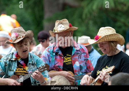 People singing and playing ukuleles Stock Photo - Alamy
