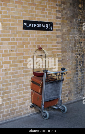 Kings Cross Station Harry Potter shop at Platform 9 3/4, Kings Cross ...