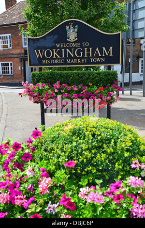 'Welcome to Wokingham' sign, London Road, Wokingham, Berkshire, England ...
