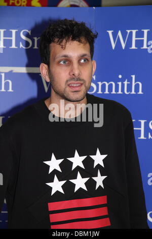 TV magician Steven 'Dynamo' Frayne signs ‘Nothing is Impossible: The ...