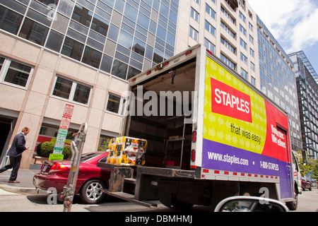 Staples delivery truck - USA Stock Photo - Alamy