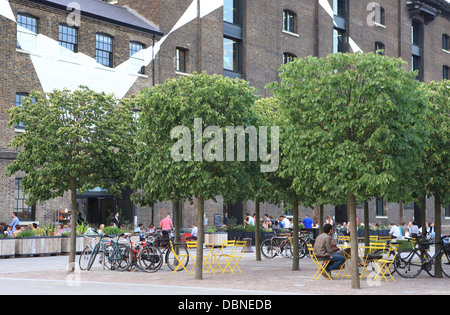 The trendy bars and restaurants on Granary Square, NC1, in the Kings ...