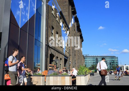 The trendy bars and restaurants on Granary Square, NC1, in the Kings ...