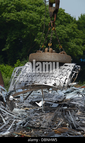 Electromagnetic Crane lifting steel and metal scrap for shredder at ...