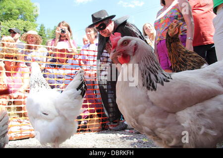 Competitors & their fowl at The Hen Racing World Championships outside ...