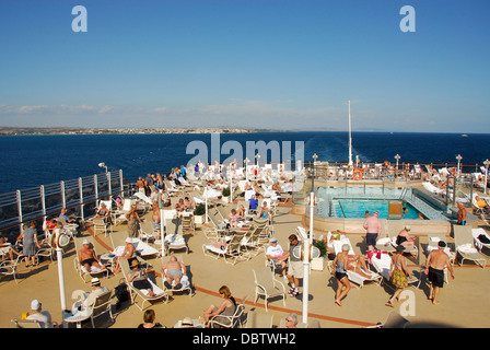 Swimming pool on the Cunard Line Queen Elizabeth Ship Stock Photo - Alamy