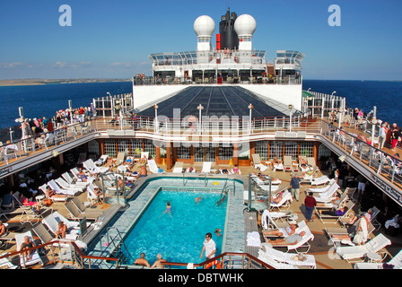 Swimming pool on the Cunard Line Queen Elizabeth Ship Stock Photo - Alamy