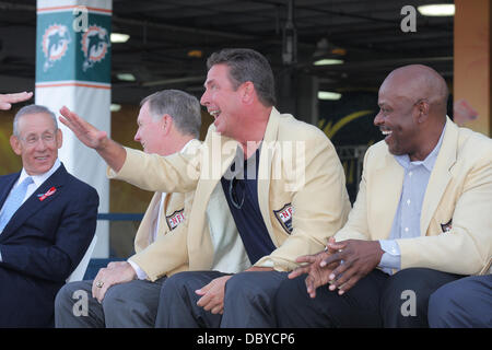 Dan Marino Statue dedication for Joe Robbie before the Miami Dolphins ...
