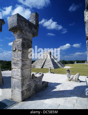 Chichen Itza, Chac Mool & Castle Of Kukulcan Stock Photo: 12777913 - Alamy