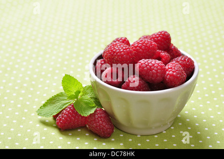 Bowl of fresh ripe raspberry on pink background, closeup Stock Photo ...